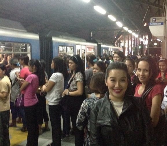 Kris Aquino Takes MRT, Stranded in EDSA (Photos) - Philippine News