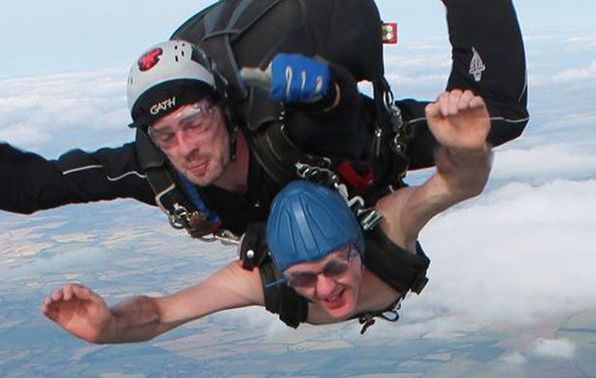 Watch: Bare and Fearless Skydiver Jumps Off From 10, 000 Feet. | PhilNews