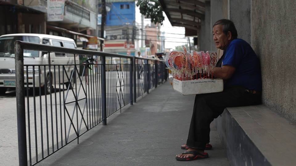 Old Man Selling Lollipop Goes Viral Over Internet. Let's Help Him