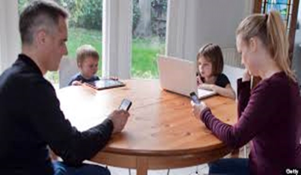 Internet Can Affect Intimate, Family Relationships - Study shows