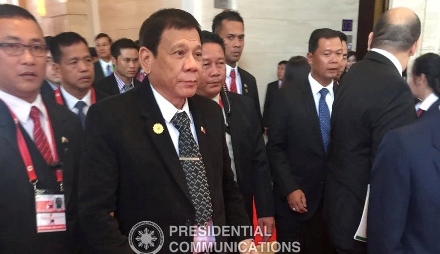 LOOK: Duterte Finally Wears 'Coat and Tie' in ASEAN Summit