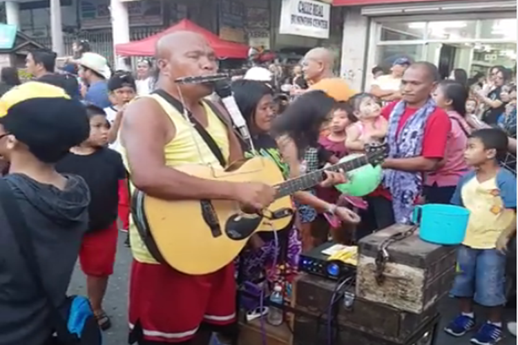 Viral: Inspiring Blind Pinoy Serenades The Public With Moving Song