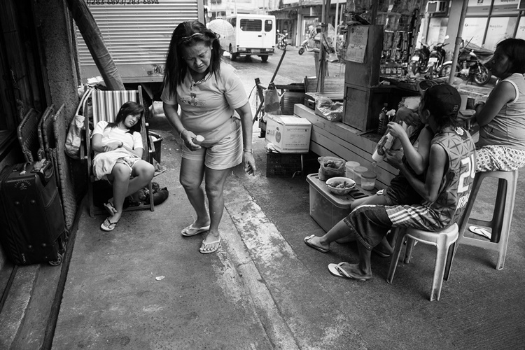 Inspiring Story Of Homeless Girl In Quiapo, Manila Graduated From College