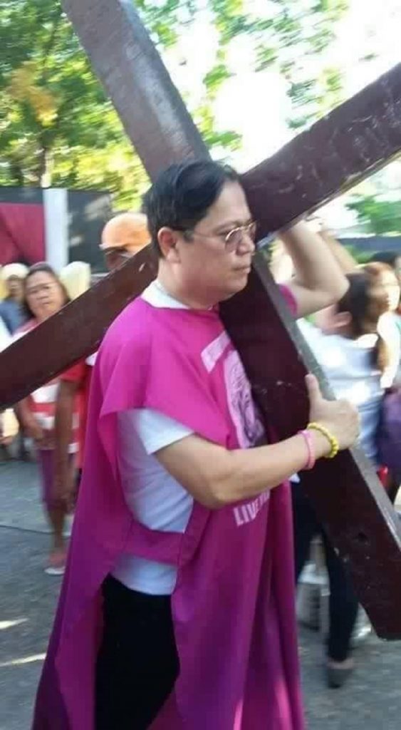 Photo Of Iloilo City Mayor Jed Mabilog Carrying Cross Draws Flak From ...