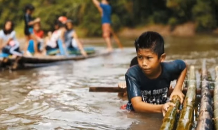 12-Year-Old Teacher Uses Raft Just To Teach Uneducated Kids