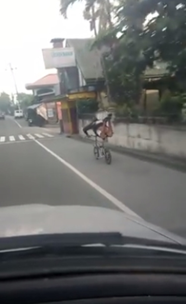 Pinoy Cyclist Showing Amazing Biking Skills Along The Road Goes Viral