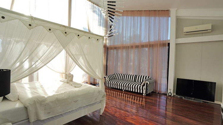 Derek Ramsay's Stunning, Elegant Glass House In Palawan Makes Numerous ...