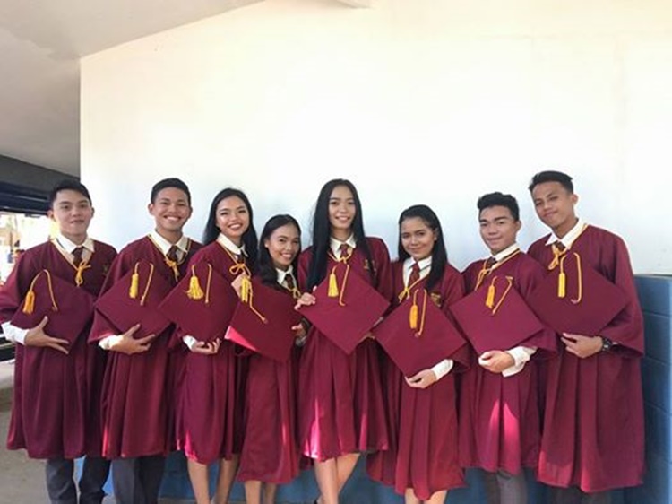 Heartbreaking Photo Of Graduate Posing Next To Her Mother’s Casket ...