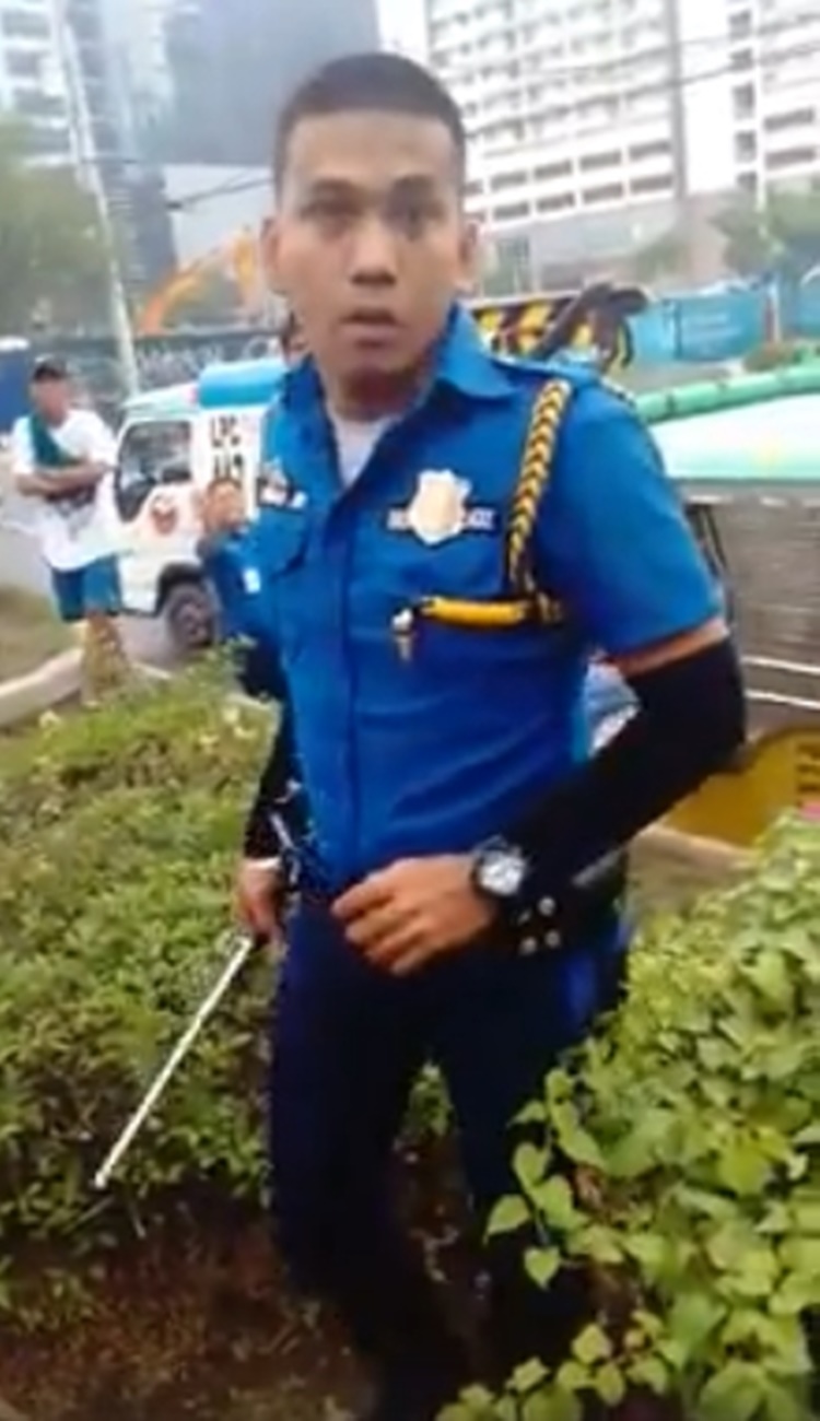 MMDA Personnel Harassing Jeepney Driver Over Alleged Violation Caught ...