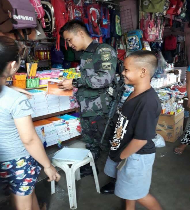 Netizens Praise Kind-Hearted Cop After Buying School Supplies For Poor ...