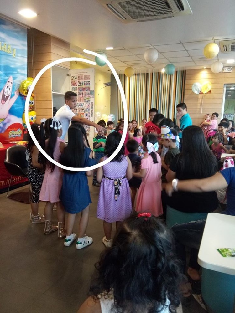 Fast-Food Chain Crew Appears Headless In Photo