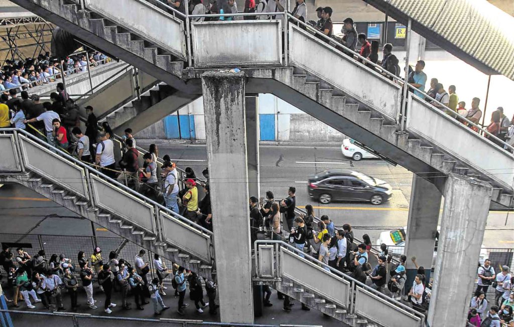 MRT-North Avenue Queue Line Almost Reaches Up To SM North