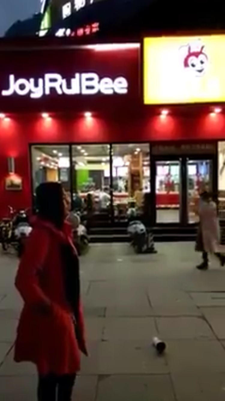 China Copies PH Fast-Food Chain “Jollibee” & Named It “JoyRulBee”