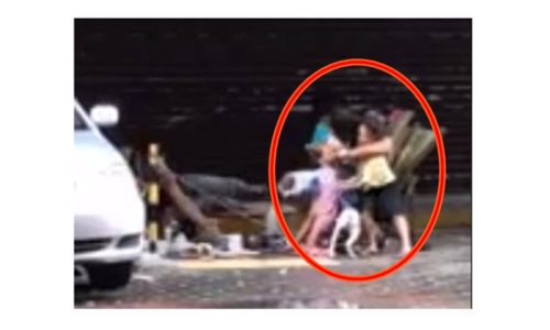 Poor Man Happily Hugs His Children Touches Netizens' Hearts