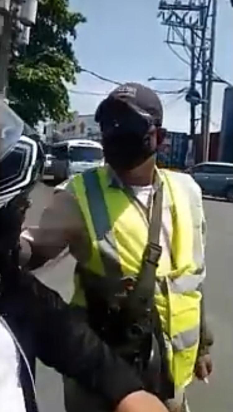 Rude Traffic Enforcer Forcibly Takes Motorcycle Key & Threatens Motorist