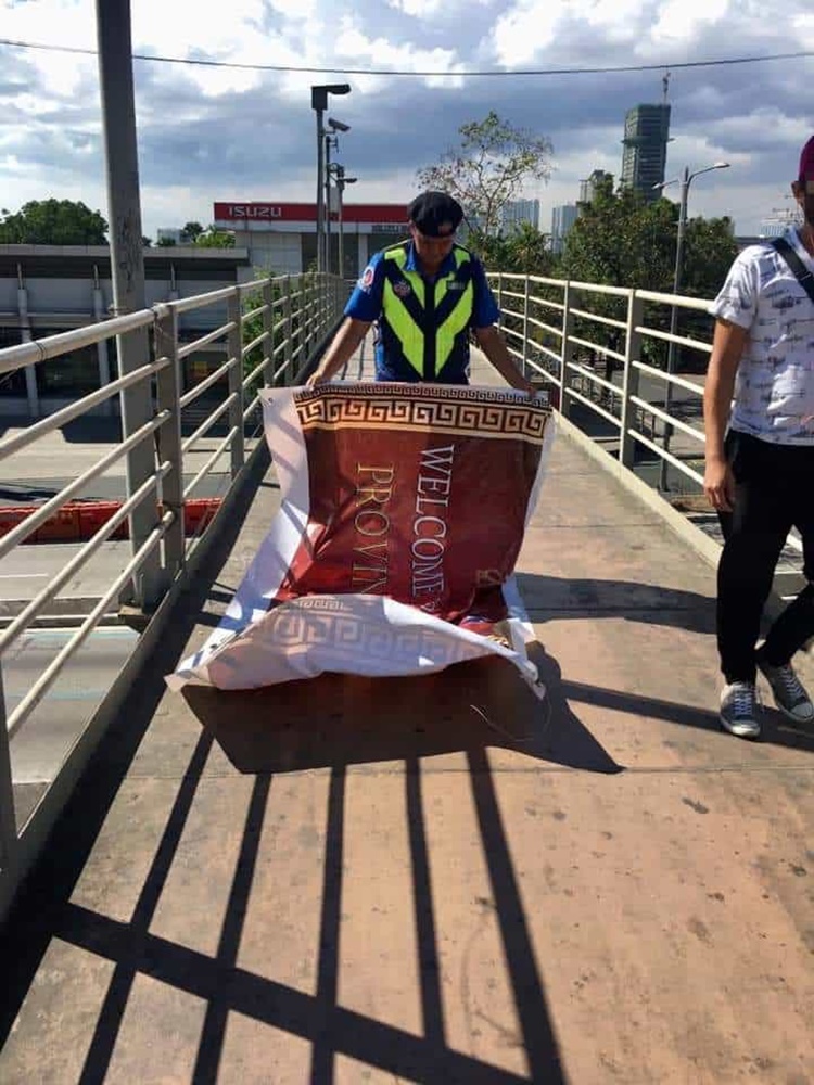 MMDA Removes Another Controversial Banner at Quezon Ave. Footbridge