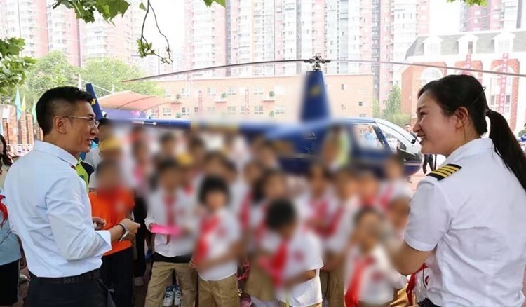 Rich Dad Uses Helicopter To Bringing Daughter To School