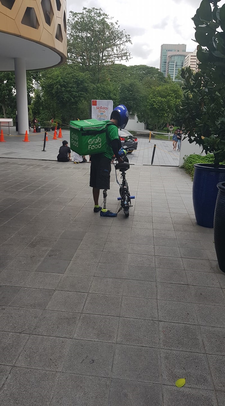 PWD Grab Food Employee Earns Praises From Online Community