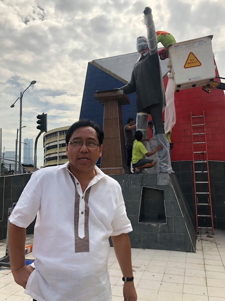 Authorities Removed Ninoy Aquino’s Statue in Quezon City