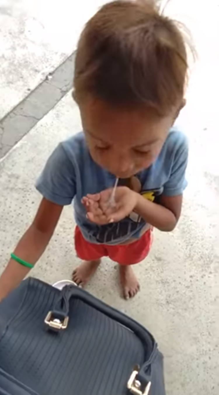 Young Street Kid Threatens Lady Resident: “Pera o Dura??”