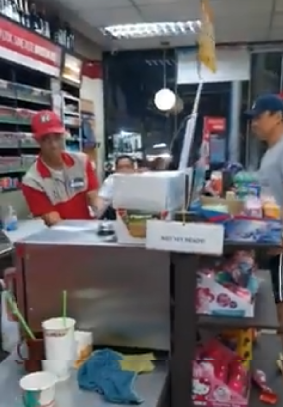 Angry Customer Yells At A Store Cashier Because Of Forgotten Sauce