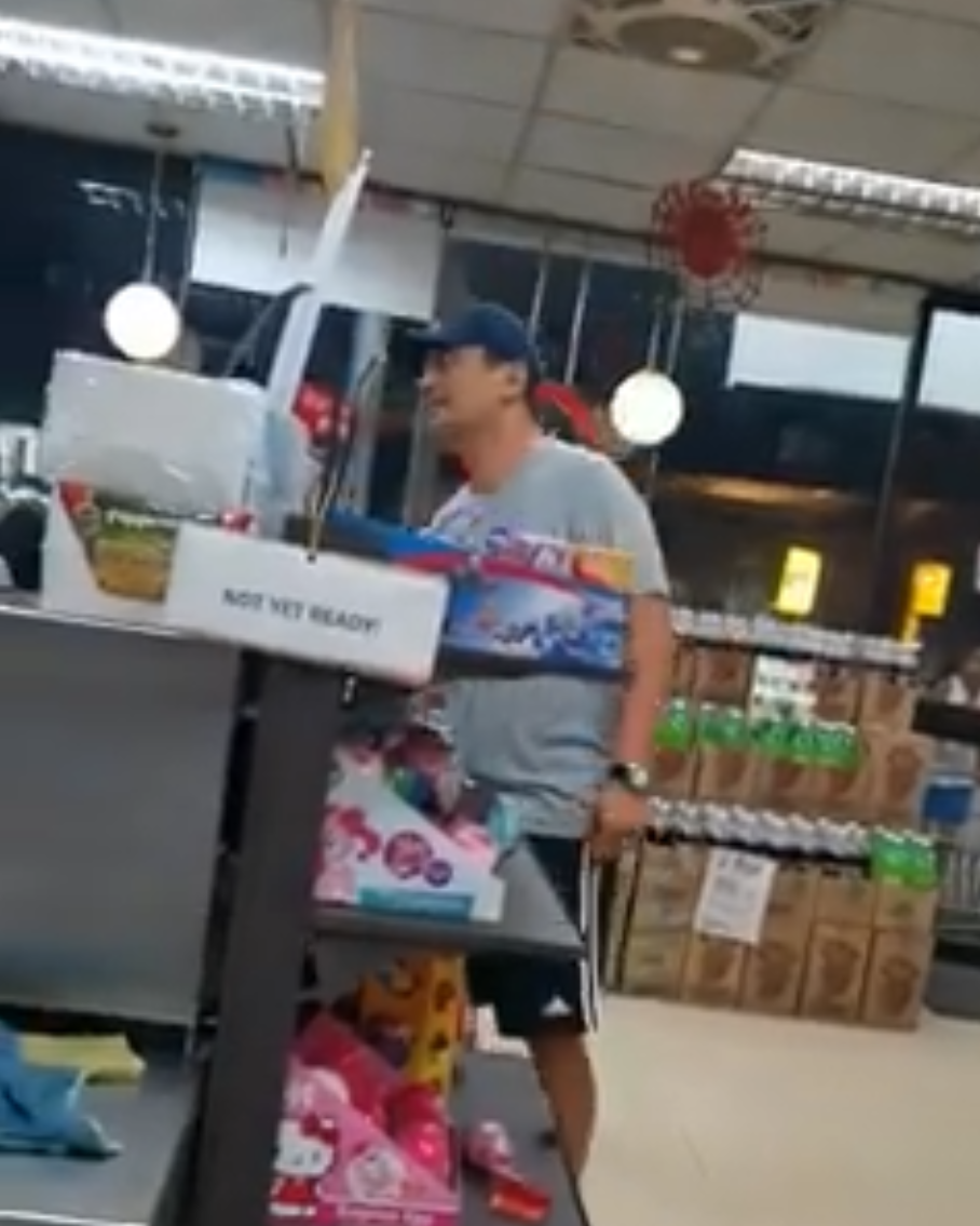 Angry Customer Yells At A Store Cashier Because Of Forgotten Sauce