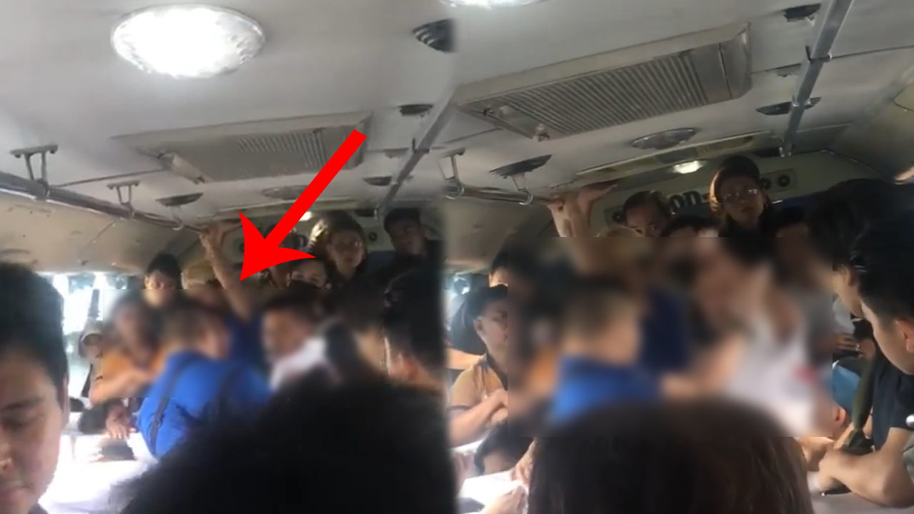 Bus Conductor and Passenger Instense Commotion Inside Bus Goes Viral