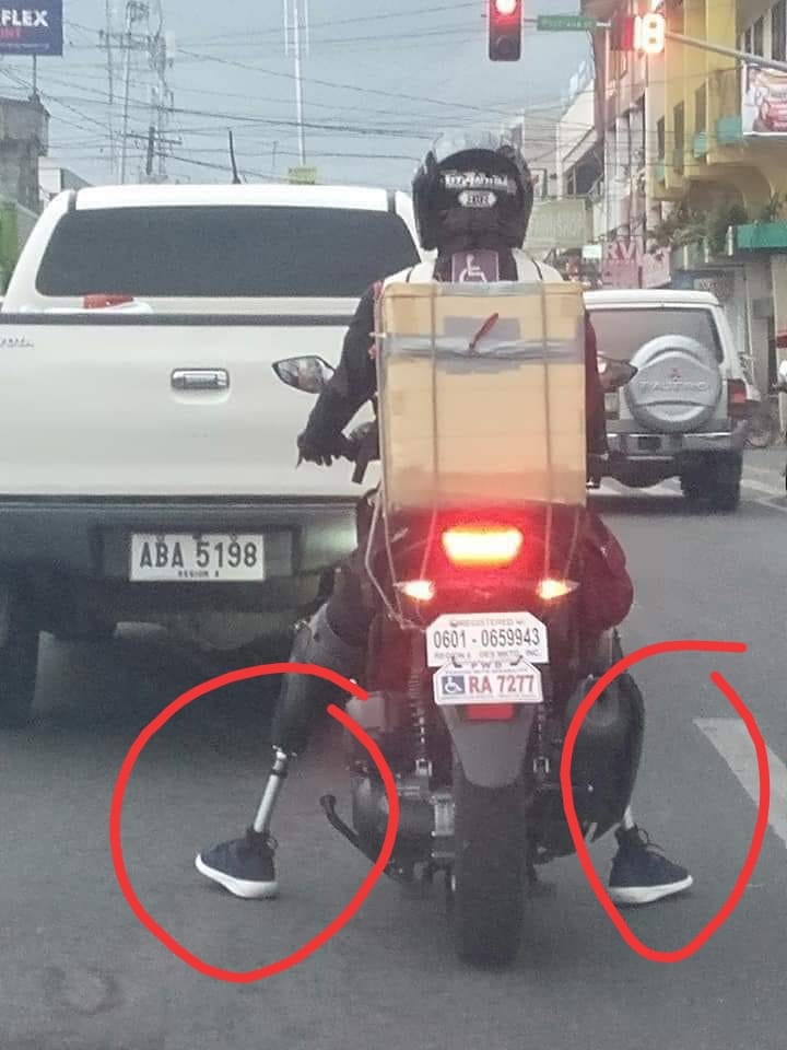 PWD Delivery Man with Artificial Legs Earned Praises from Netizens