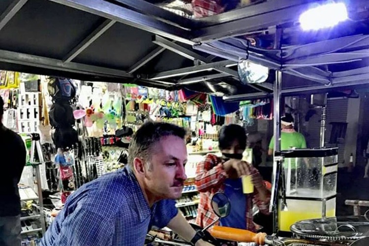 Australian Vendor Selling Siomai Burger & Palamig Goes Viral Online