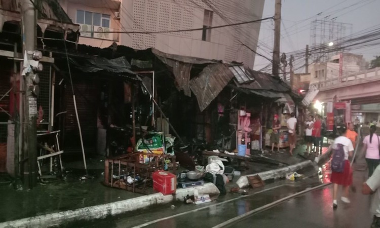 Dawn Fire In Guizo, Mandaue City Razes Stalls (Photos)