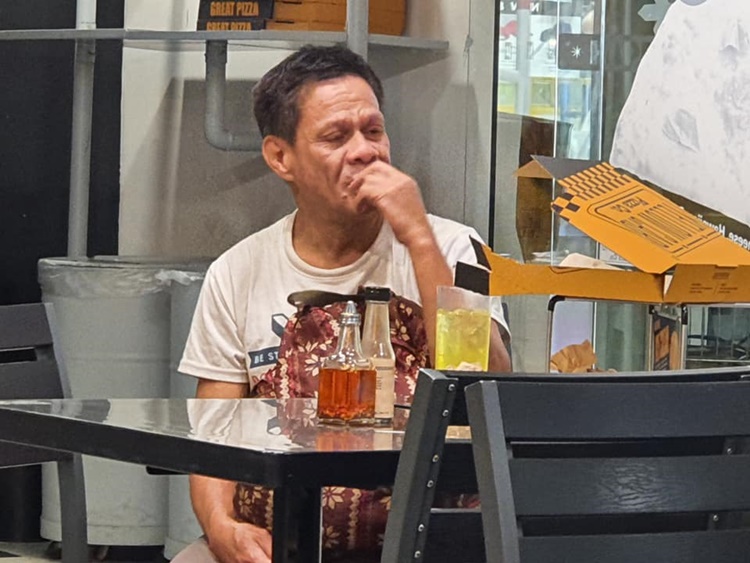 Heartbreaking Photos of Old Man Looking for Leftover Foods Inside Mall ...