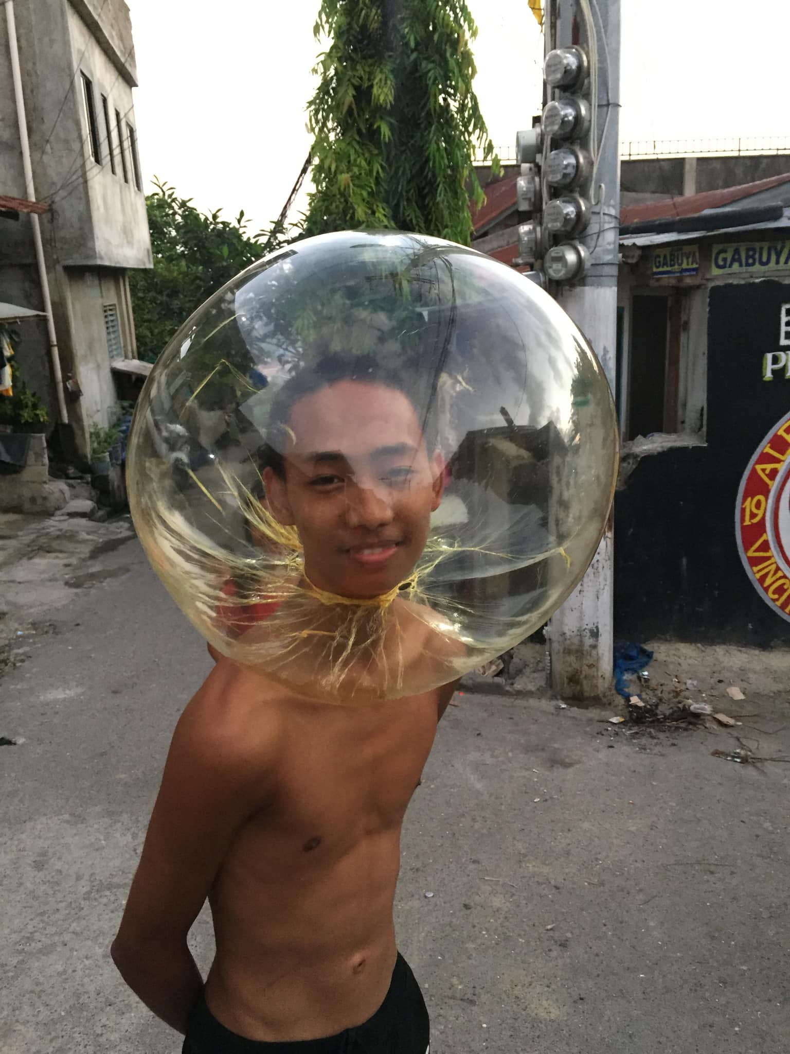 Man Uses Plastic Balloon as Improvise Protection from nCoV Goes Viral