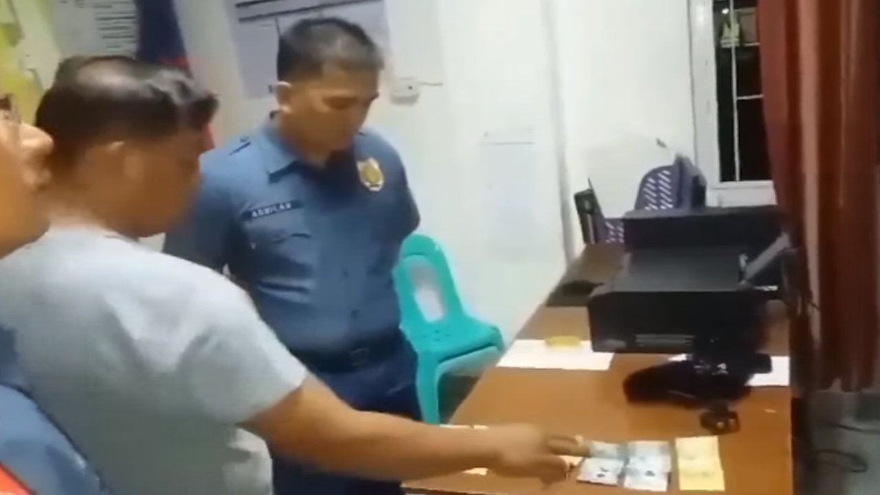 Police Officer Got Arrested for Extorting Money to Police Applicant (VIDEO)