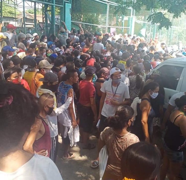 Cavite Residents Trooped at Covered Court to Get Relief Goods Neglect ...