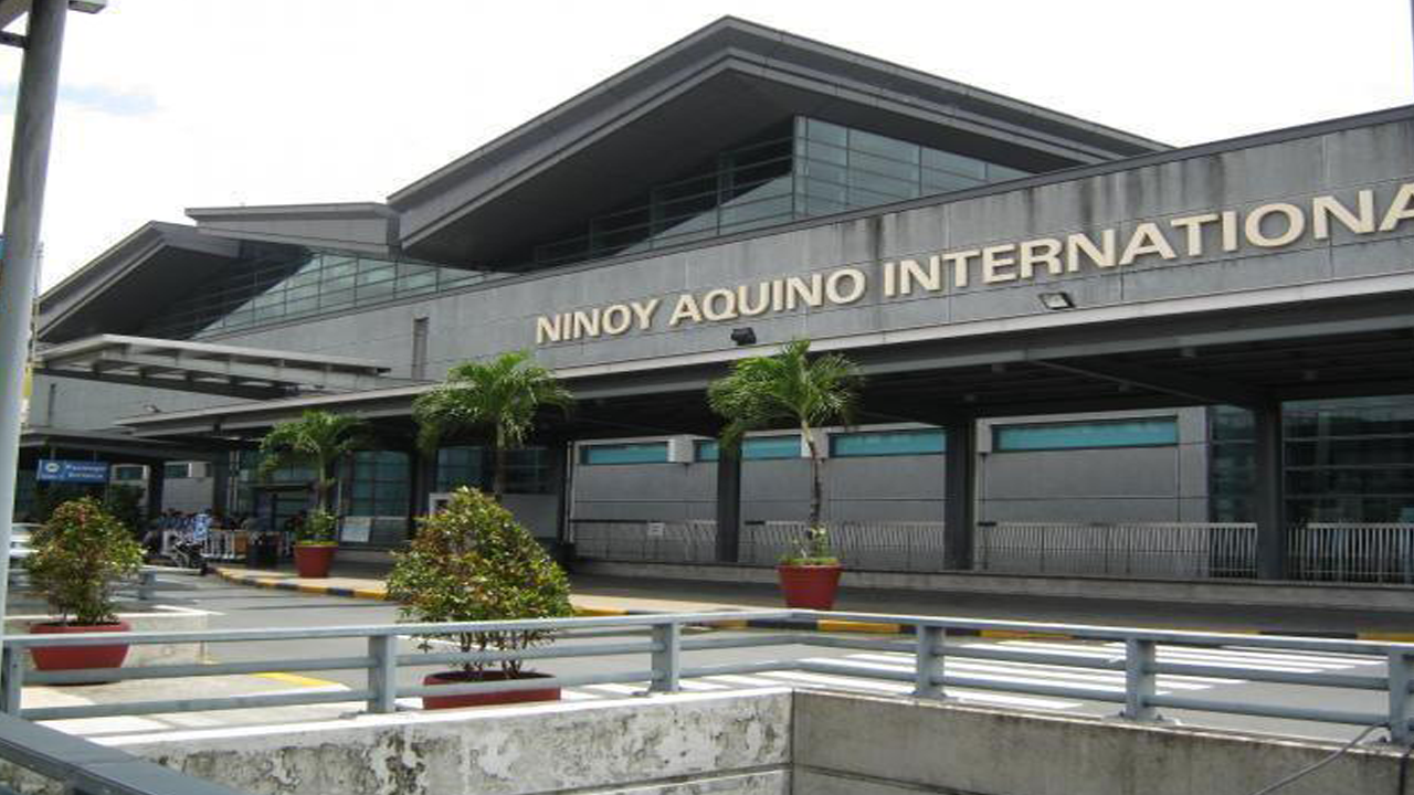 Chinese National Stranded at NAIA Airport Got Robbed by Stray Kids