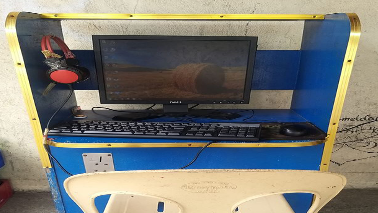 Teacher Offers Free Computers, Internet with Free Tutorials to Students