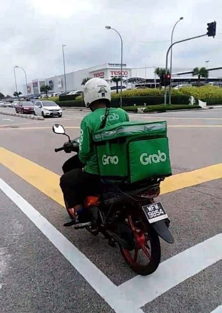 Deaf-Mute Grab Food Rider Almost Cry After his Motorcycle Gets Stolen