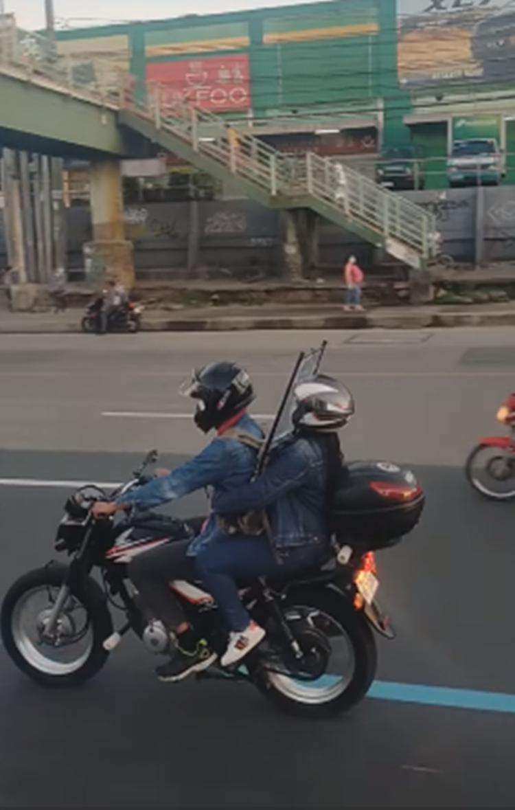 Lady Backrider Almost Fall From Motorcycle Due to Barrier (Video)