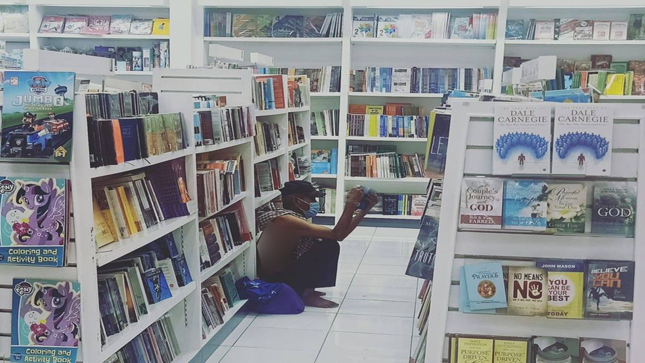 Homeless Man Spotted Reading Books Inside Mall in Muntinlupa Goes Viral