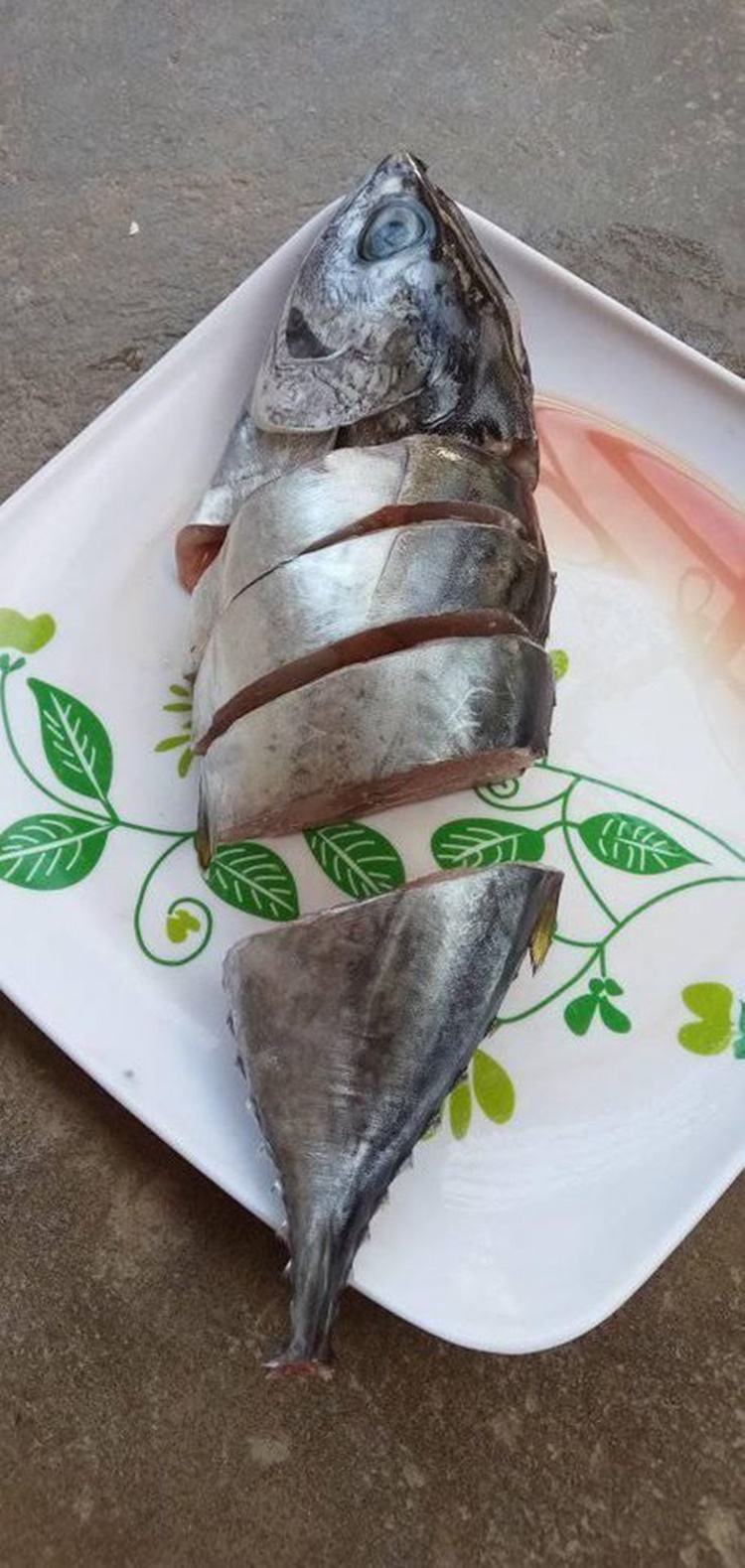 Lady Netizen Complains About Newly-Bought Fish “Kulang ng isang slice”