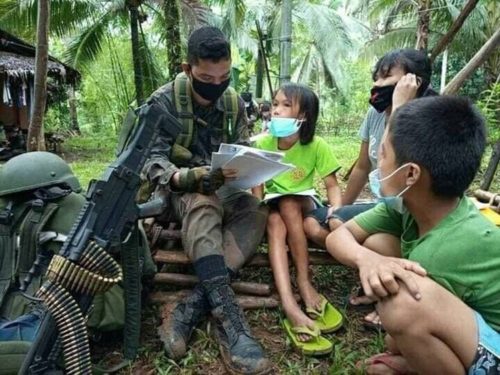 Inspiring Photos of Soldiers Helping Kids w/ Their Modules Earn Praises ...
