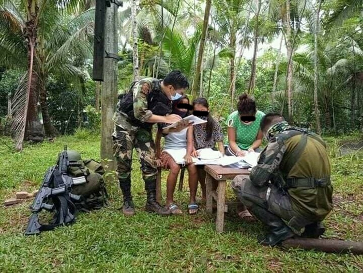 Inspiring Photos of Soldiers Helping Kids w/ Their Modules Earn Praises ...