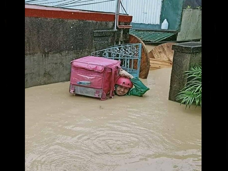 Inspiring Photo of Food Panda Rider Delivering Orders Amid Flood Goes Viral