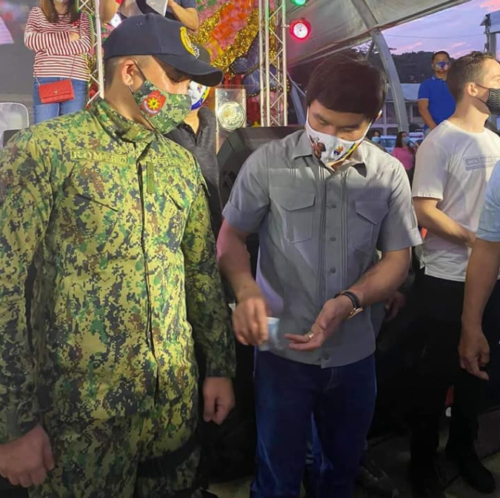 Police Aims Take Photo with Manny Pacquiao But Received an Amazing Gift