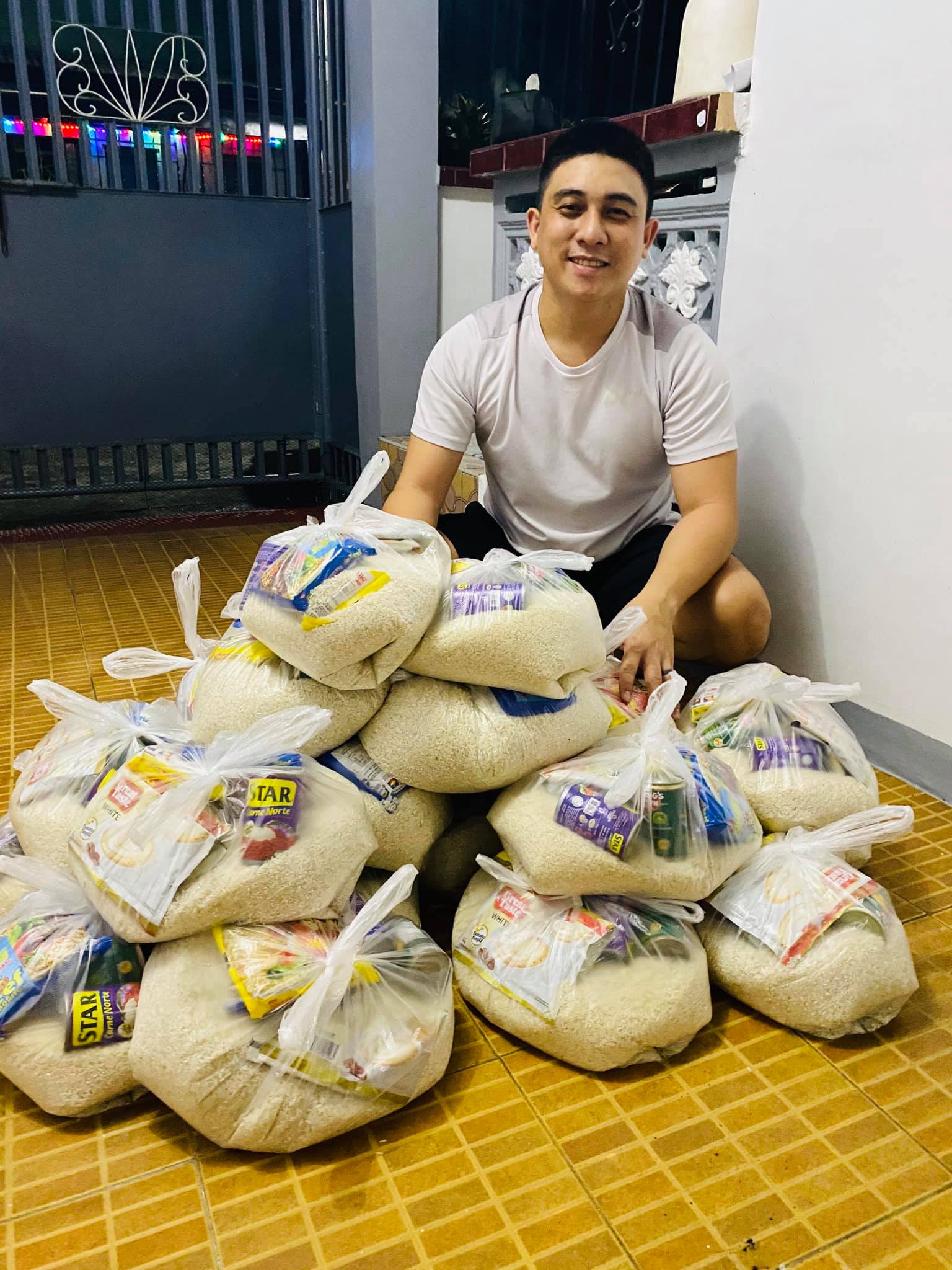 Police Aims Take Photo with Manny Pacquiao But Received an Amazing Gift