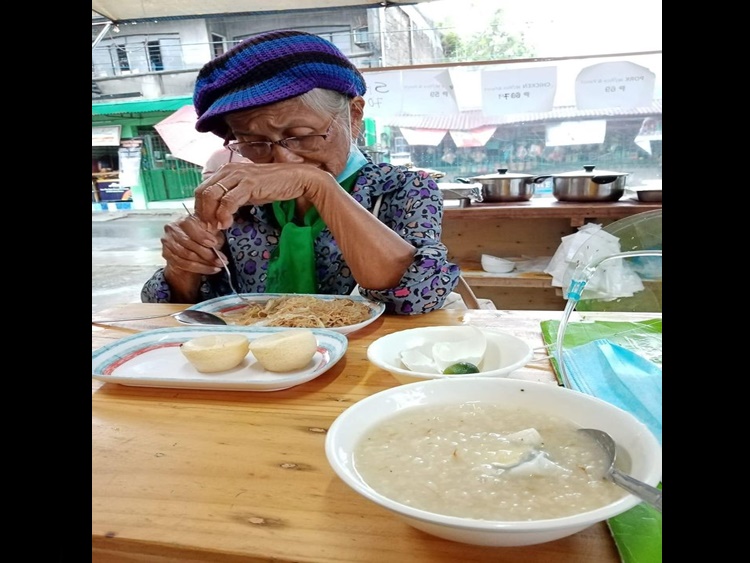 Generous Lady Feeds Elderly Lady Vendor Although She is “Gipit”