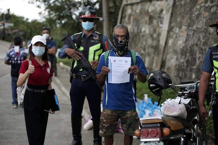 LTO-R7 Apprehends Hundreds of Motorists to Give Goods & Gifts