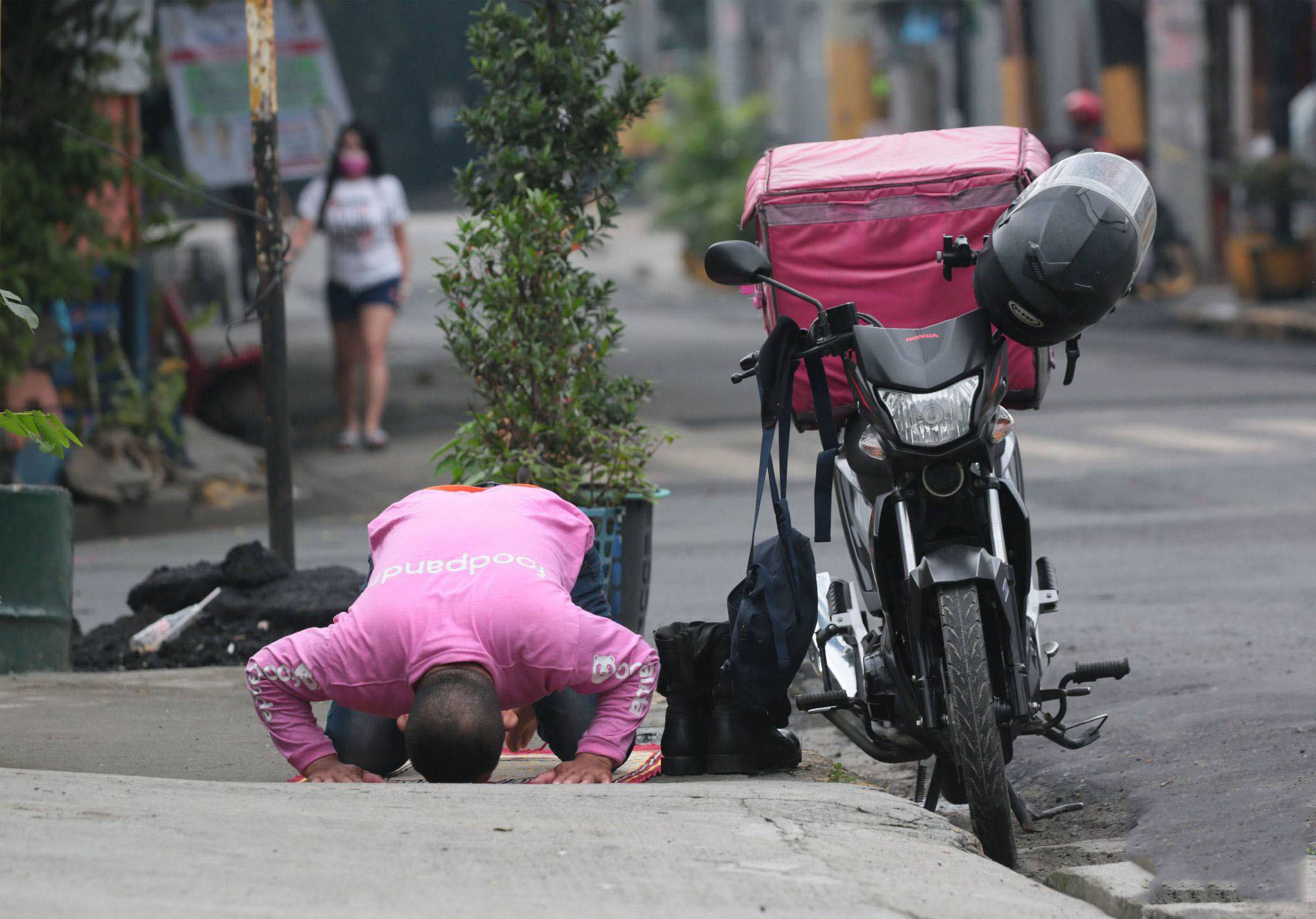 Muslim Delivery Rider Spotted Doing Ritual Prayer Beside Road Goes Viral