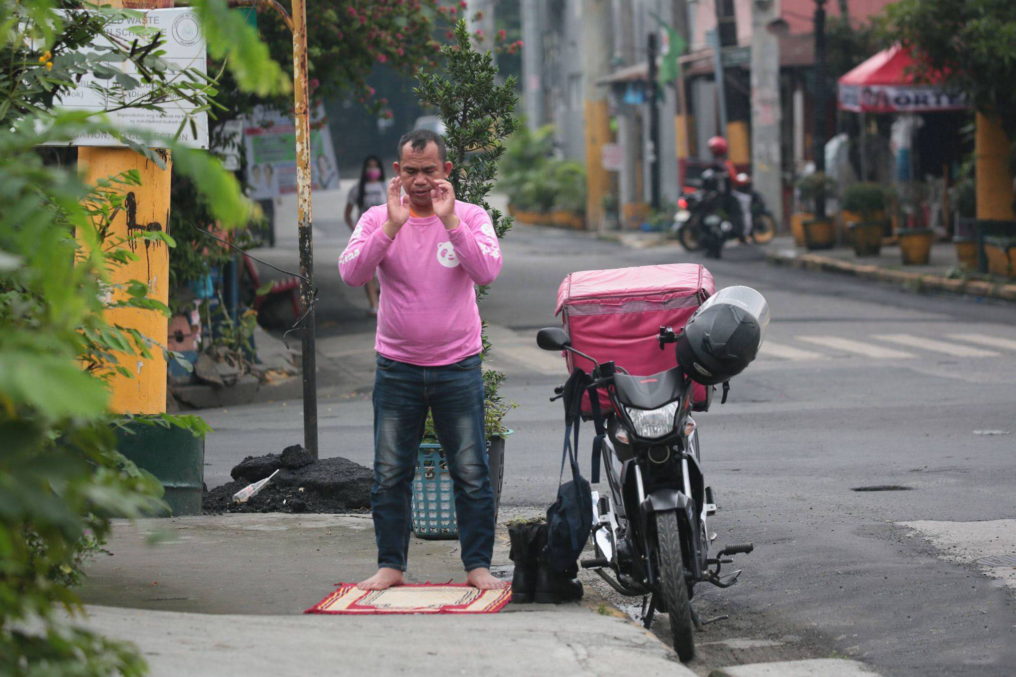 Muslim Delivery Rider Spotted Doing Ritual Prayer Beside Road Goes Viral