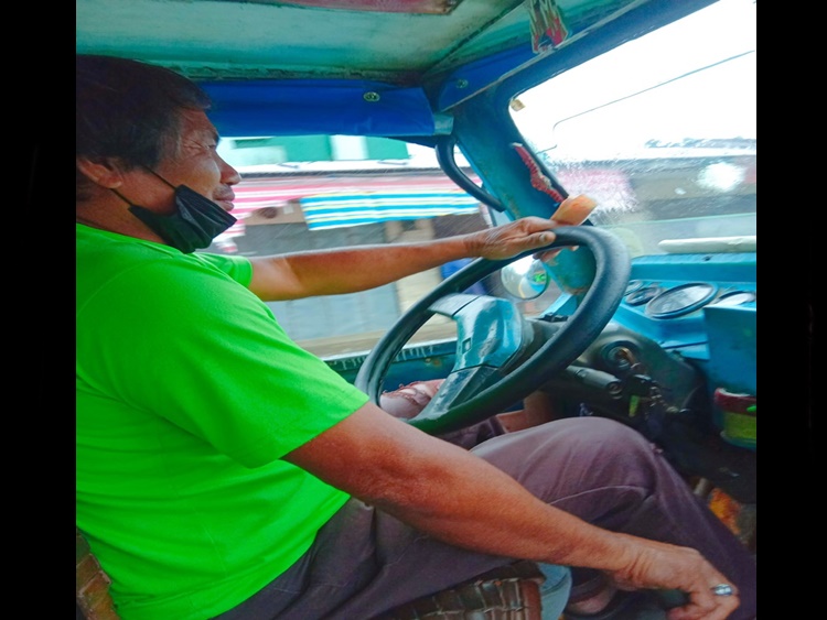Lady Netizen Lauded Kind Jeepney Driver For Showing Kindness to Poor ...